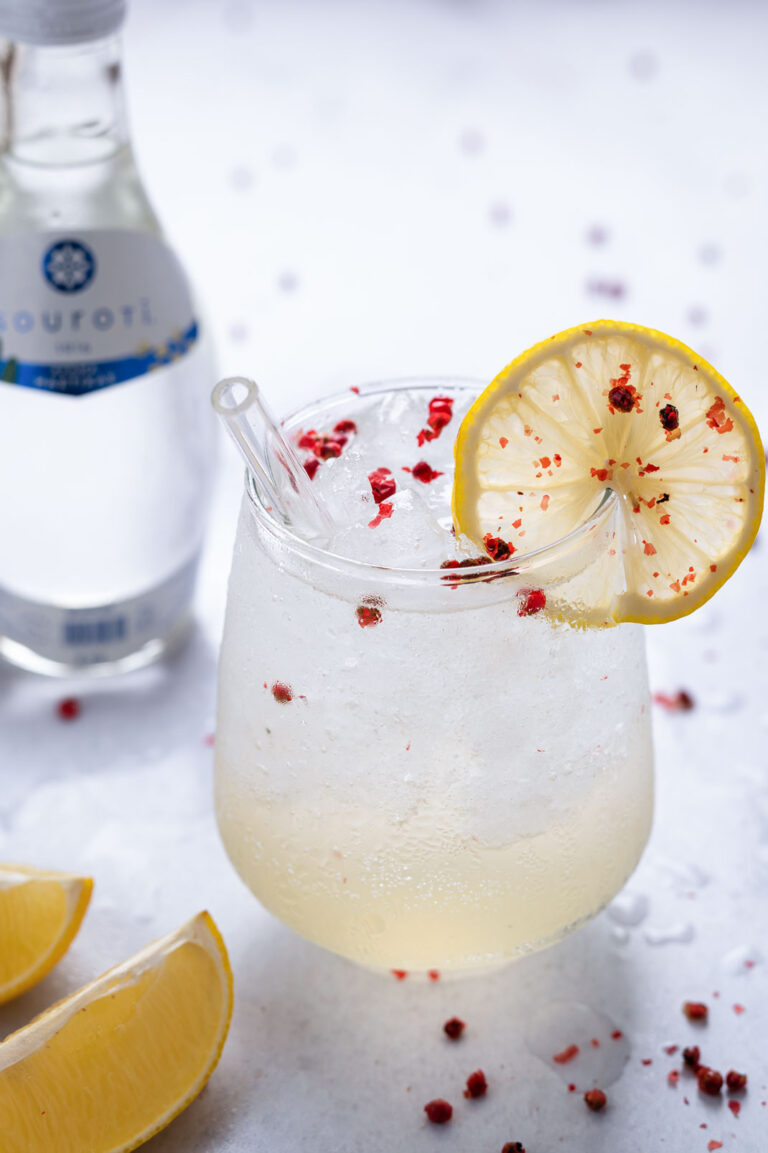 Cocktail με Μαστίχα, Τζιντζερ, Λεμόνι, Ροζ Πιπέρι & Σουρωτή με Άρωμα ...